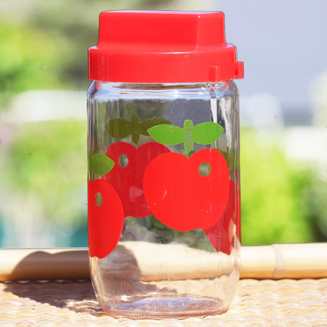 Pot vintage Henkel en verre décor pomme bouchon rouge 720 ml – La Roue ...